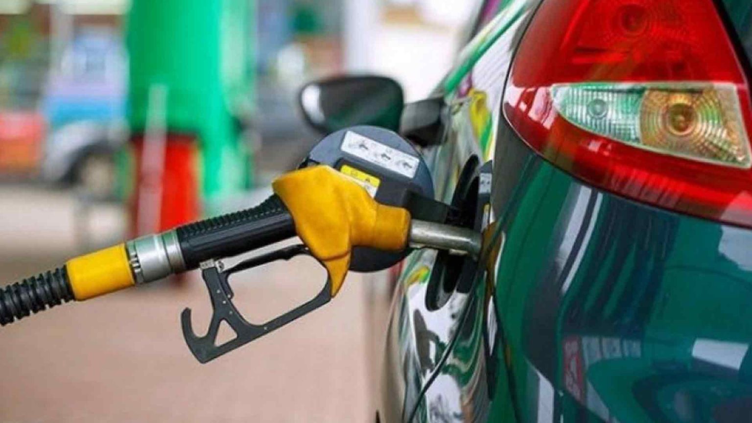 Saving Fuel on A Road Trip: 5 Tips on Fuel Efficiency